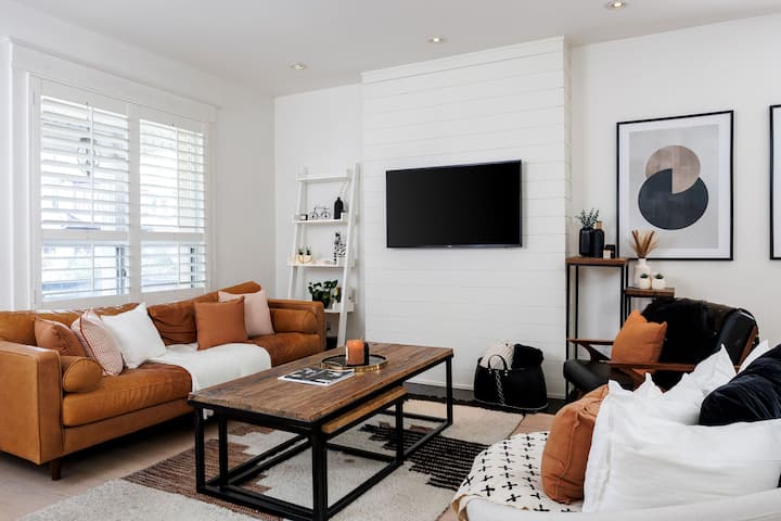 Design Award Winning Modern 3br Home W/parking - Toronto