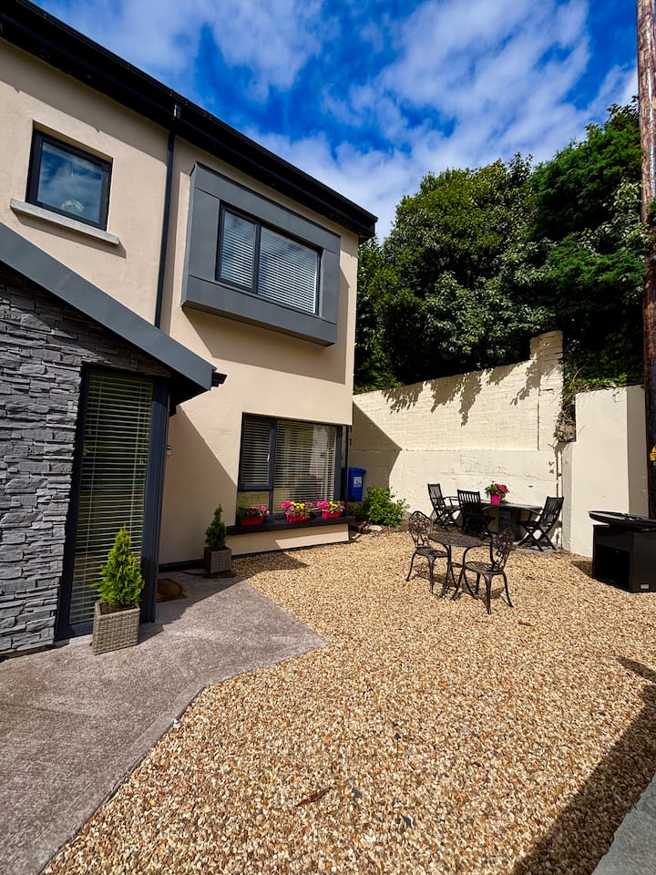 Welcome To Atlas Harbour - Cobh