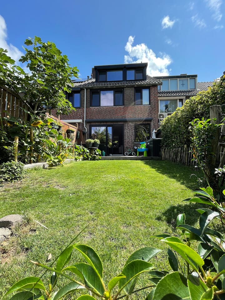 Huis Vlakbij De Zee, Het Bos En Een Winkelcentrum - Hoek van Holland