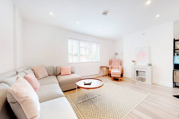 Spacious Home Great Location - London