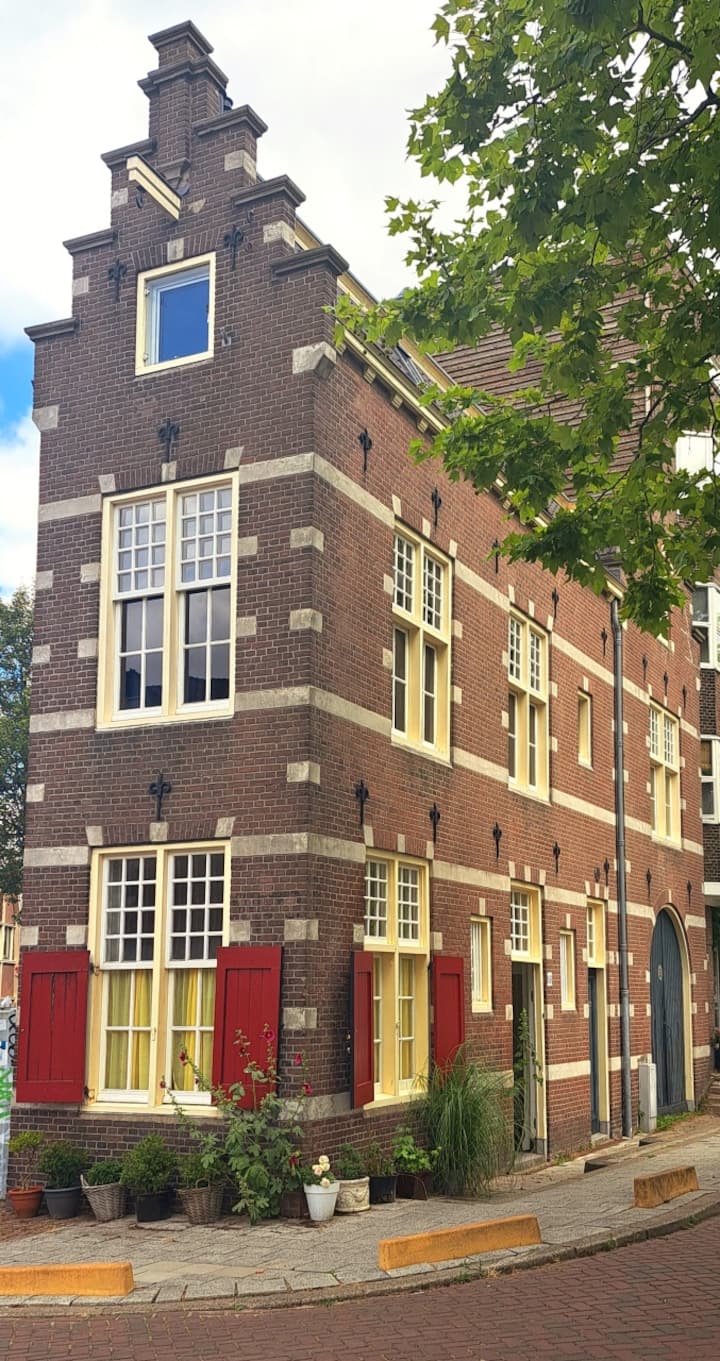 Historic House On The Canal (Gracht) - Amsterdam