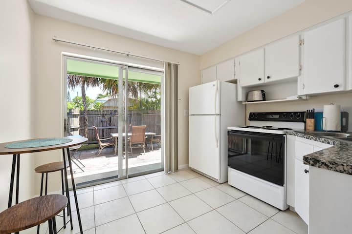 Tropical Npb 2/1 Apt W/lg Patio - Palm Beach Gardens, FL