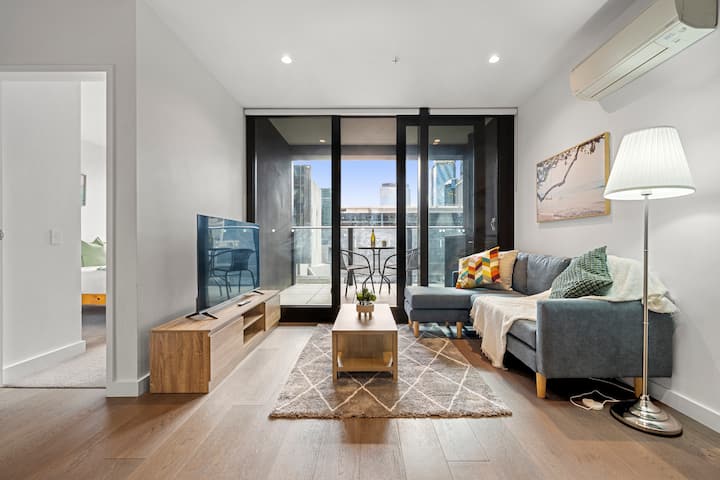 Cityscape | Stylish 2br City Retreat W/ Pool + Gym - Melbourne