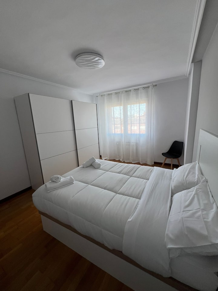 Amplio Y Céntrico Piso En Gijón. - Gijón