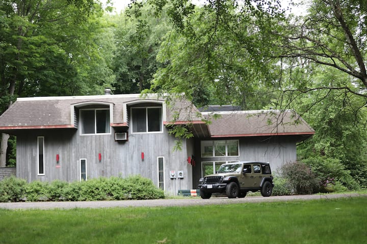 *New* Private, Heated Pool, & Wifi. Dogs Welcome! - Saugerties, NY
