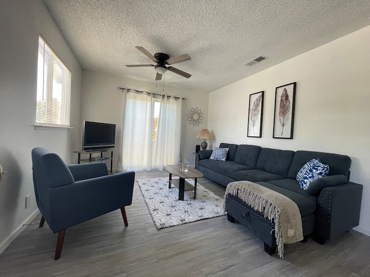 Trendy Ivy 2-bedroom - Coalinga, CA