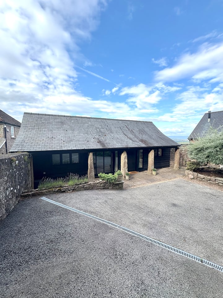 The Courtyard Barn Overlooking Monmouth. - Monmouth