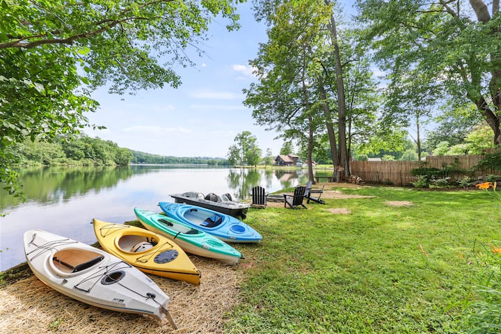 Lakeside Oasis W/ Kayaks & Charm - Cheshire, MA