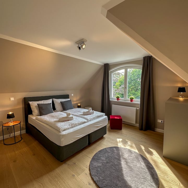 Uferresidenz: Altbau Mit Kanalblick & Parkplätzen - Oldenburg