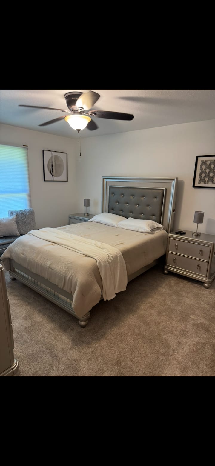 Spacious Home - Altoona, IA