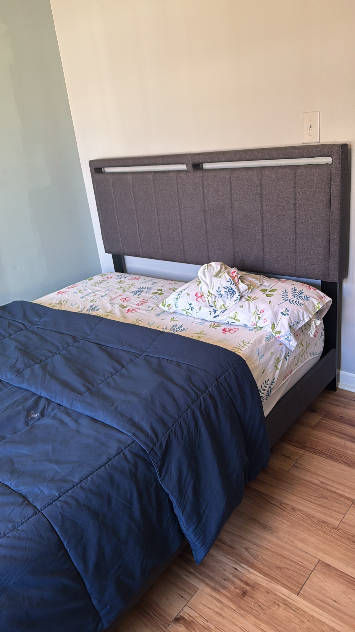 Cozy room+desk+sofa+TV+queen bed+shared bathroom - Casa particulars ...