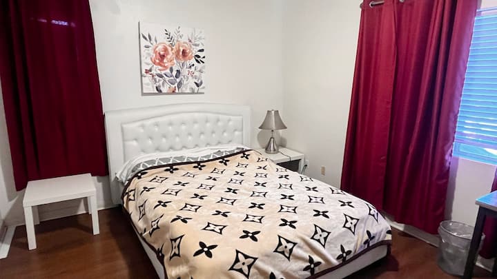 Cheerful Bedroom In A Villa - San Gabriel, CA