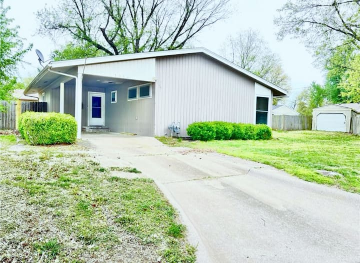 Pup-friendly & Spacious - 3 Bedroom House! - Elk City State Park, Independence