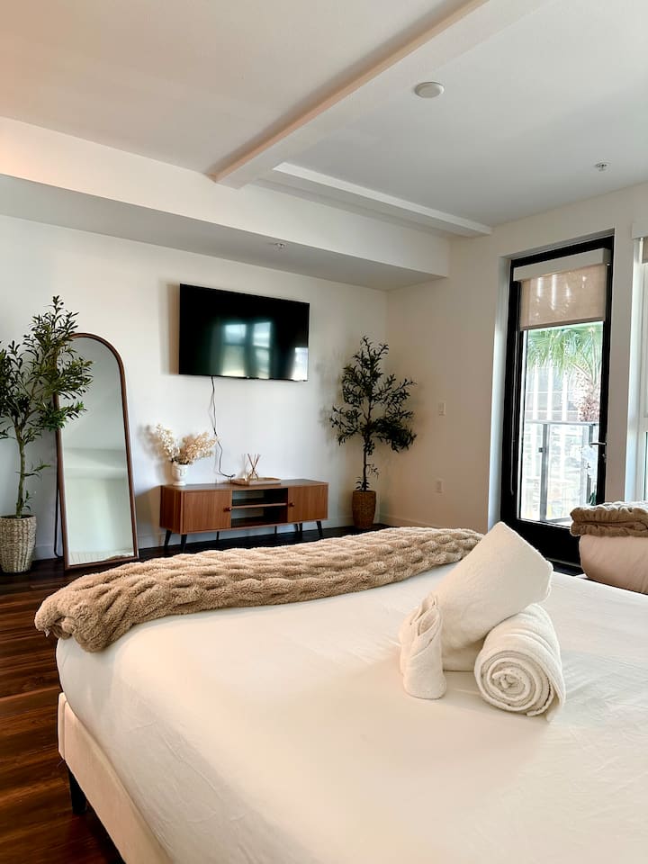 Hollywood Blvd Luxe Stay| Pool • Parking • Balcony - Beverly Hills, CA