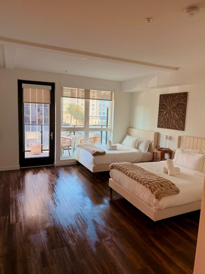 Hollywood Walk Of Fame | Pool • Parking • Balcony - Beverly Hills