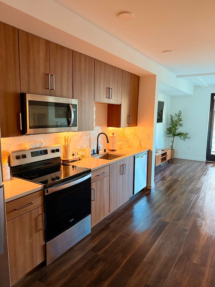 Hollywood Blvd Luxe Stay| Pool • Parking • Balcony - Burbank, CA