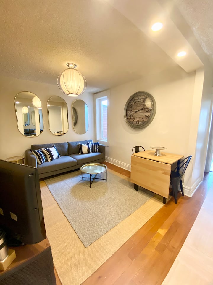 2br/deck/laundry/walk To Subway - Toronto, ON