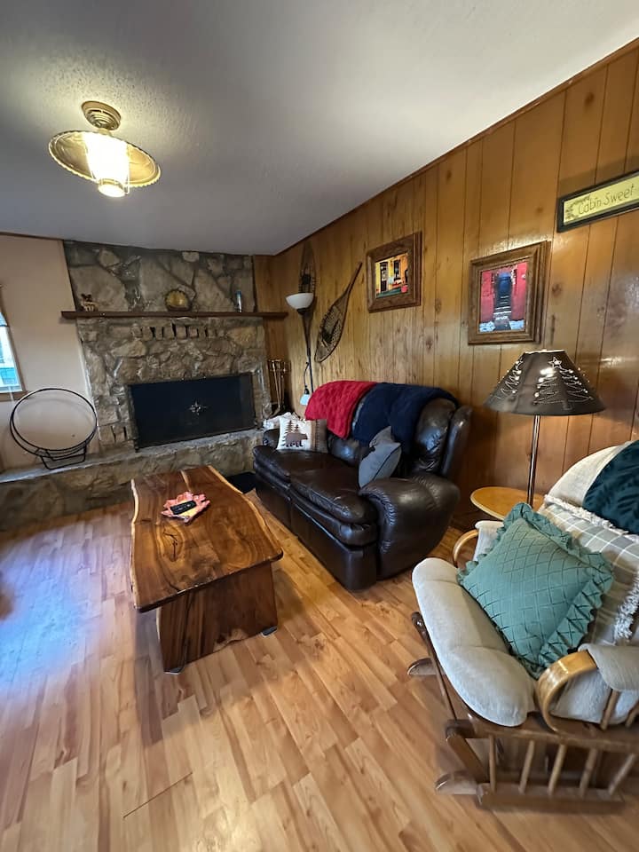 Wiley Coyote | Pet‑friendly Family Cabin + Hot Tub - Cloudcroft, NM