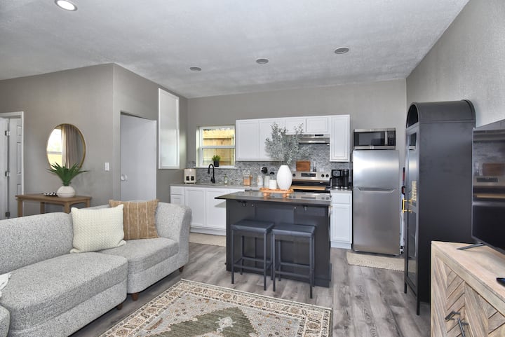 T Town Cozy Cottage! - Tulsa, OK