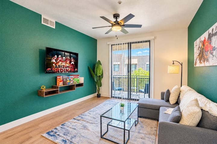 Chic Stay Near Westgate | Pool, Gym, Parking & W/d - Sun City, AZ