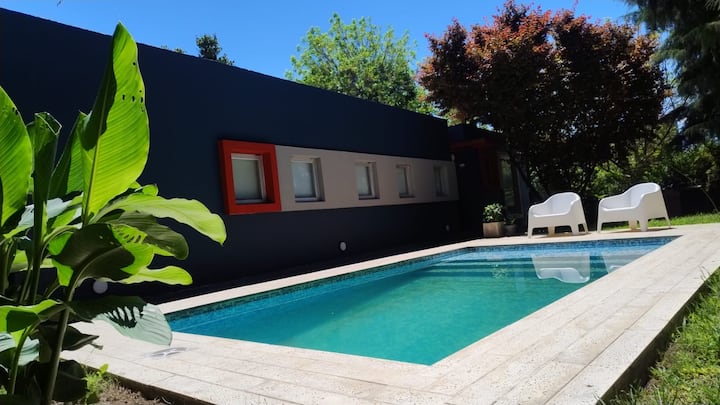 Moderna Casa Con Jardín Y Piscina Para Descansar - Argentina