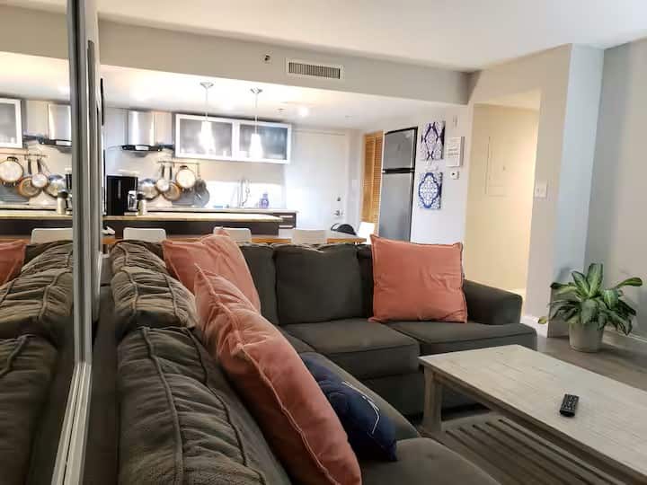 Minutes From Clearwater Beach - 2 Bed / 2 Bath - Clearwater Beach, FL