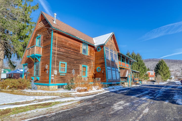 Large Ski Home + Pool & Hot Tub - Ellicottville, NY