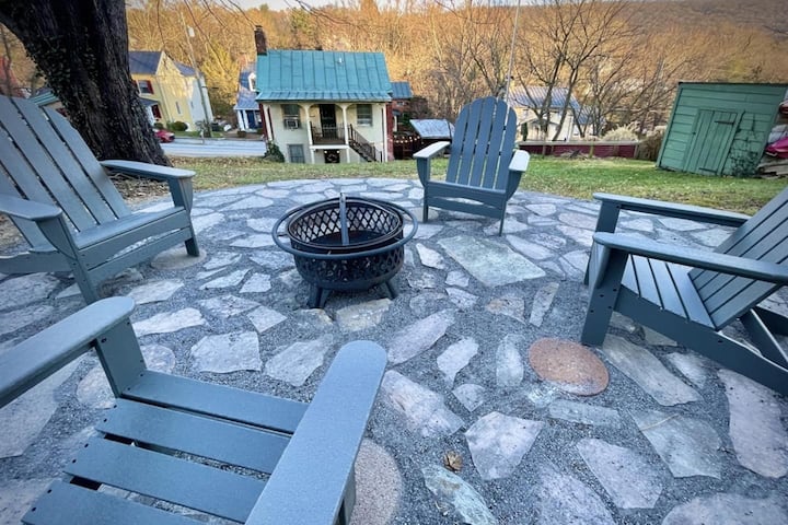 1860 Home: 6 Beds, Big Yard, Walk To Natl Park - Harpers Ferry, WV
