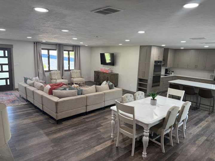 Peaceful Paradise Upper Family 4br Hot Tub/pool - 오로라