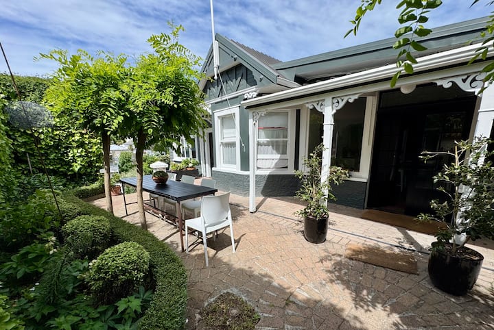 Gorgeous Funky Villa On The Hill - Napier
