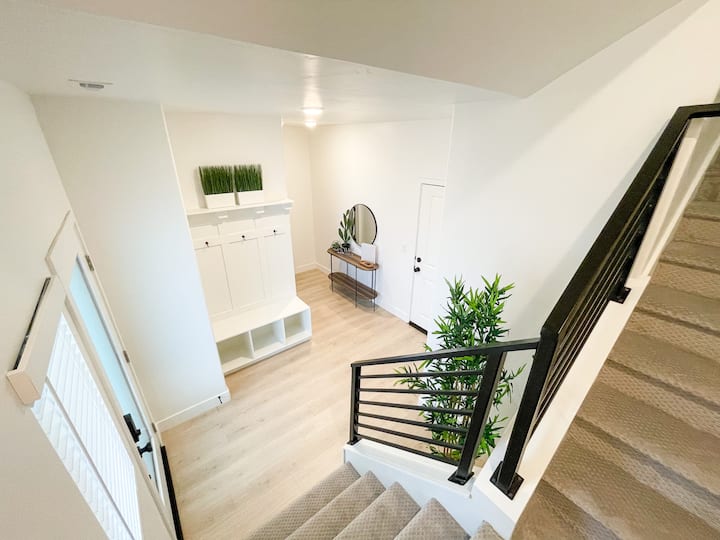 Modern Townhome Away From Home - Lehi, UT
