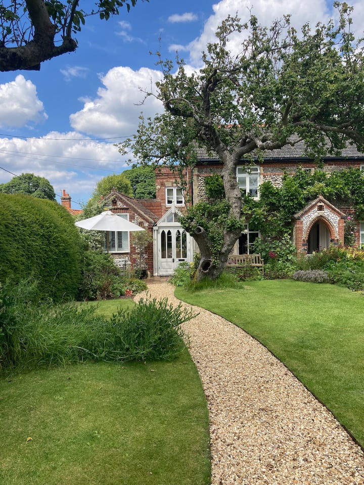 Stone Cottage,  Secret Garden Separate  Entrance - Salthouse