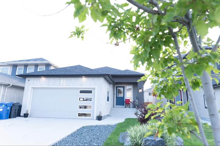 Oakview Estate – 5br Suite By Guest Expertise - Winnipeg
