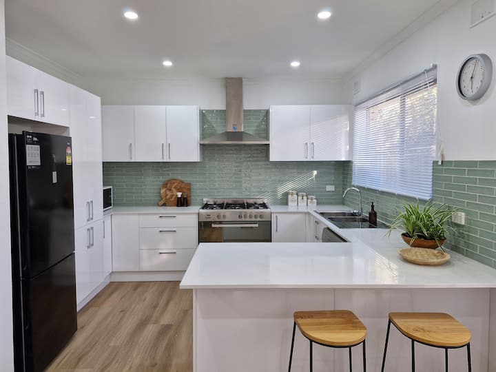 Family Home Between City & Sea
5 Br, 3 Wc, 2 Ba - Adelaide