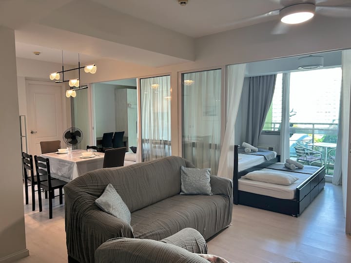 Modern 2br Staycation Haven @Azure Residences - Muntinlupa