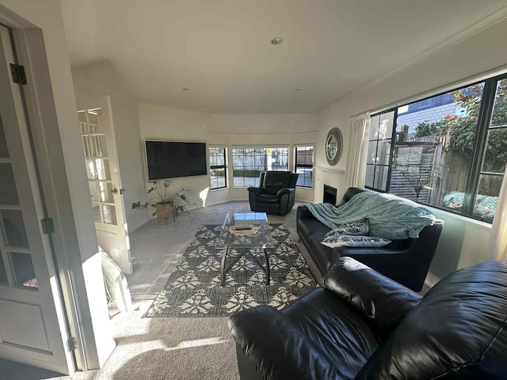 Quiet 3br By River & Lagoon - Palmerston North