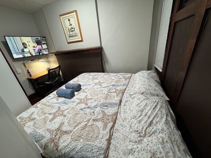 A New Haven Private Room Isle #9 Very Tiny Space - New Haven, CT