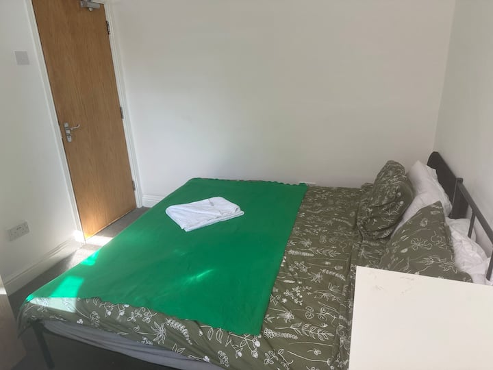 Central 4 Bedroom Walsall Villa - 울버햄프턴