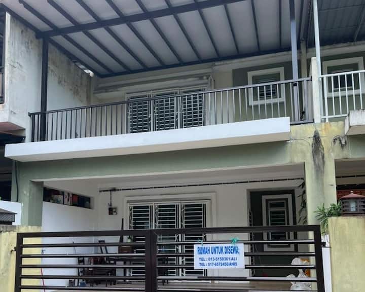 Close To Town, Close To Kp Too - Pedas