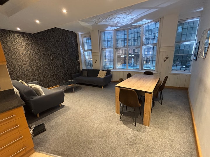 Spacious Flat, College Green - Bristol