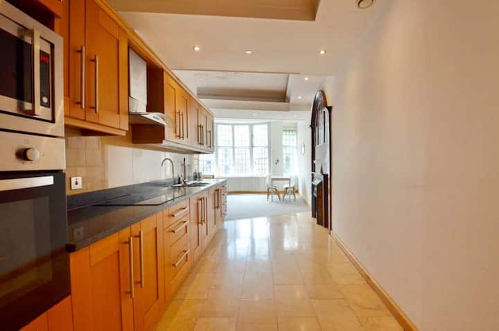 Spacious Flat, College Green - Bristol