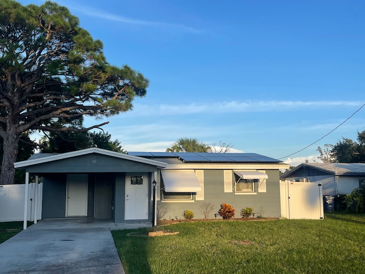 Coastal Cottage W/ Pet Friendly Fenced In Yard - Englewood, FL