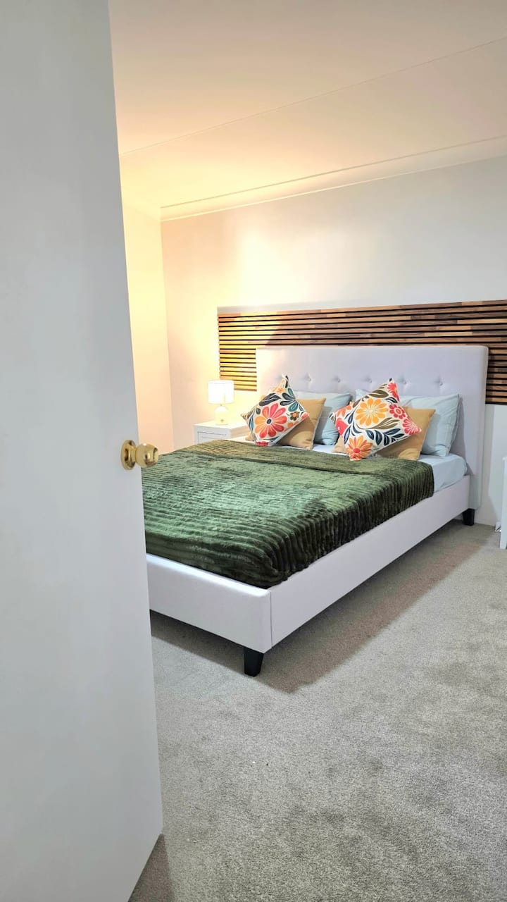 Spacious Home Located Near Airport & City - Kalamunda