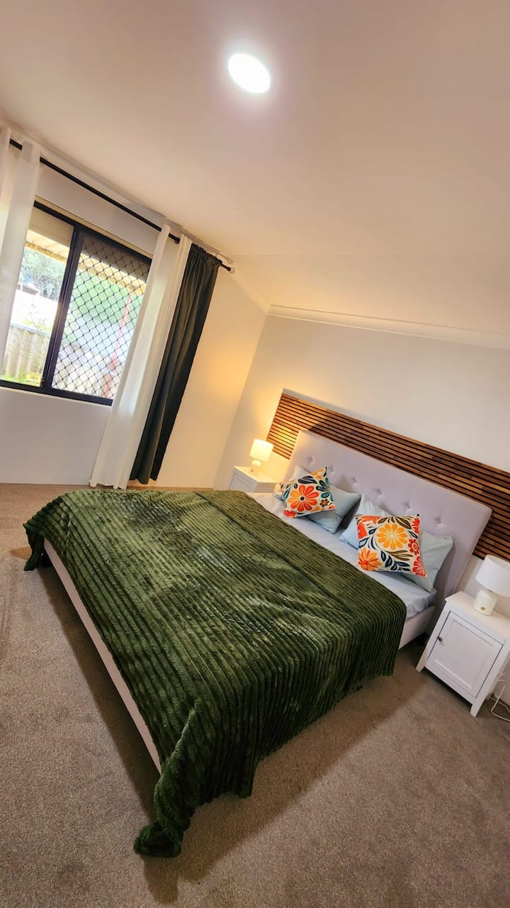 Spacious Home Located Near Airport & City - Kalamunda
