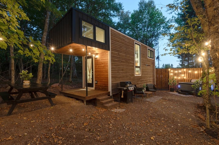 Hot Tub Hideaway + Fire Pit - Prince Edward Island