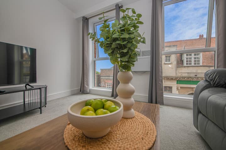 Deluxe 2nd Fl Two Bed Apartment - Portsmouth