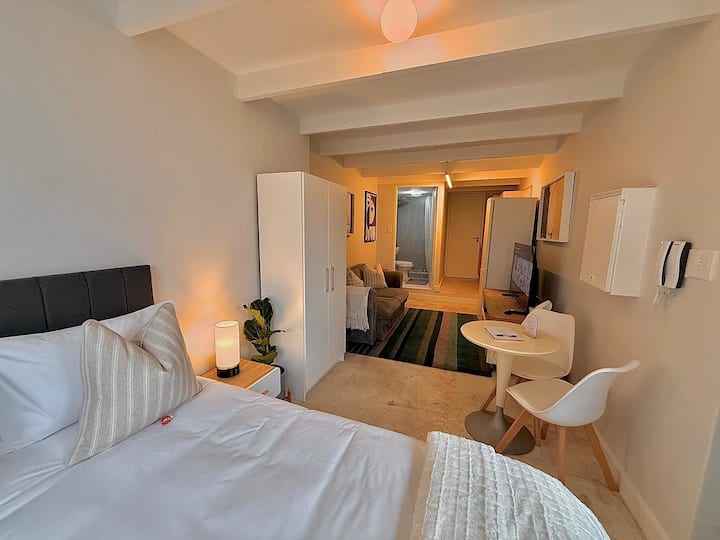 Secure & Central, Modern Flatlet - Goodwood