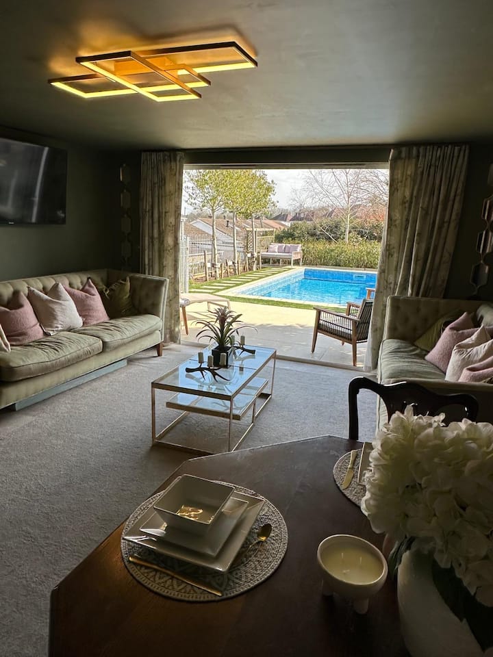 The Pool House - Harpenden