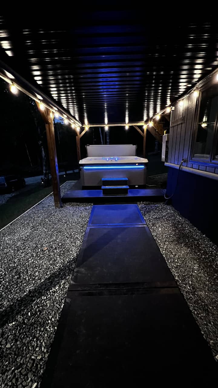 Cozy Winter Retreat • Hot Tub • Trail Access - Derby