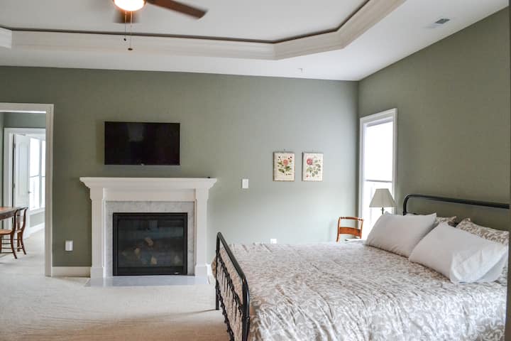 Meadow View - Deluxe King Suite - Columbia, MD
